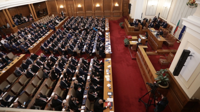 Избират новото правителство на извънредно заседание на парламента