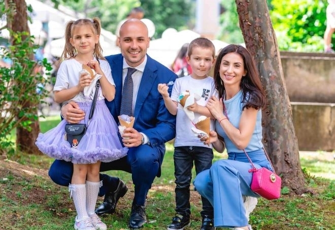 Мартин Харизанов Скъпи деца вие сте нашата радост и вдъхновение снимки