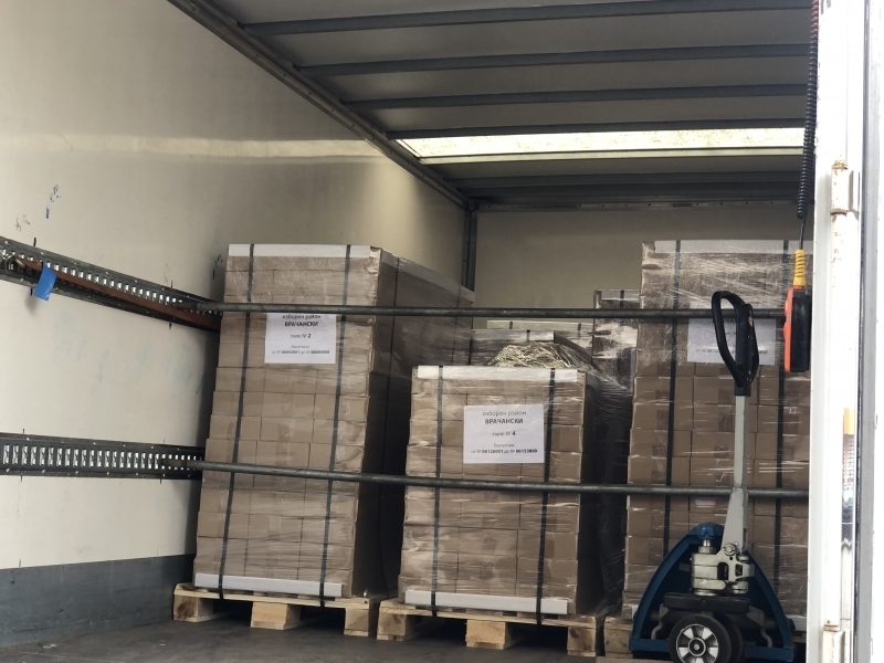 Бюлетините за изборите пристигнаха във Враца снимки