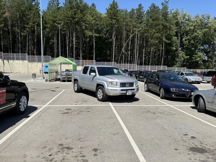 Наглост без граници Тарикат спря джипа си на две паркоместа във Враца