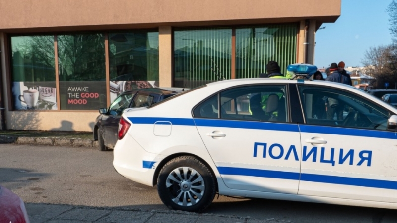Кола се вряза в кафене в Ботевград водачът починал докато карал снимки
