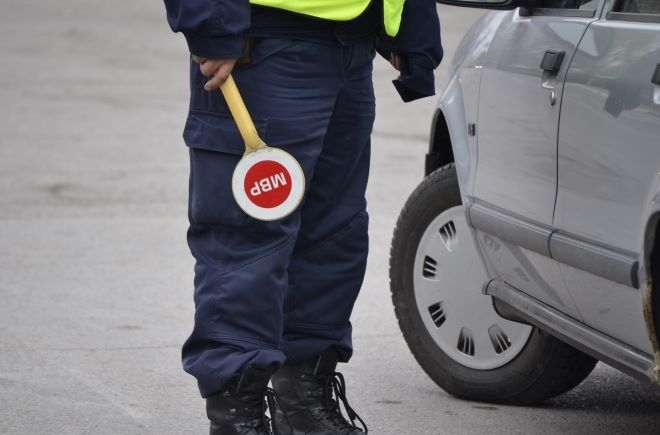 Свалиха табелите на БМВ във Врачанско шофьорът карал без книжка