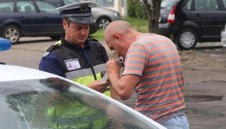 2 в 1 Полицаи закопчаха пиян и надрусан шофьор в Белоградчик