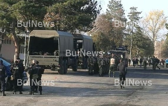 Първите лекарски екипи вече пристигнаха в лагера в Харманли