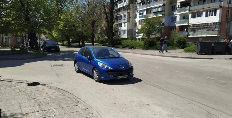 Нова изцепка във Видин: Неориентиран шофьор паркира колата си насред ...