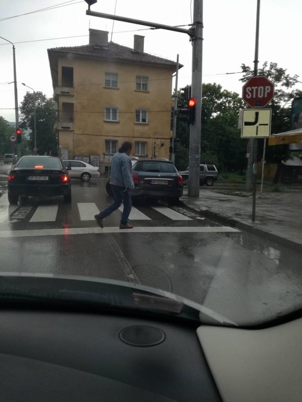Може ли да се паркира на светофар върху пешеходна пътека на
