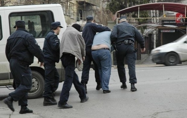 Екшън в Монтана Побеснял мъж наруши ограничителна заповед заплашва близките си със смърт