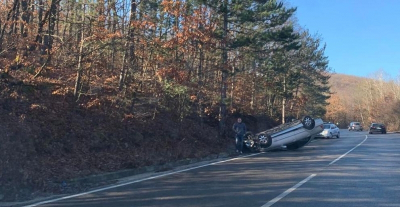 Шофьор обърна по таван колата си на Подбалканския път