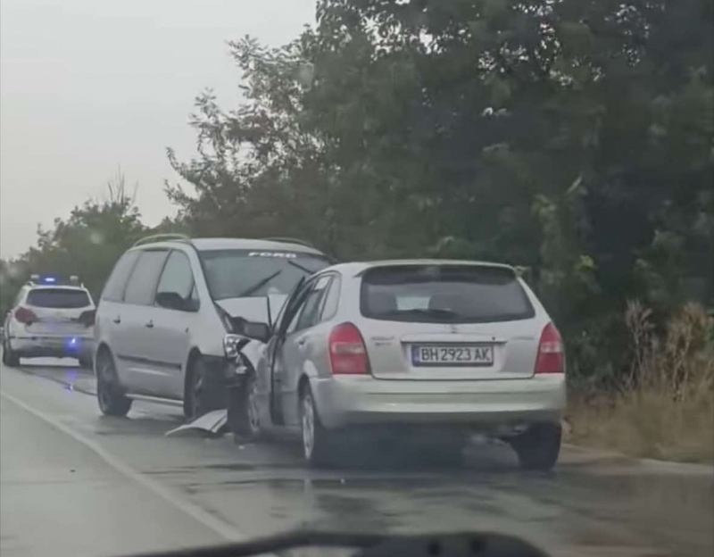 Двама са в болница след жесток челен удар във Видинско снимка