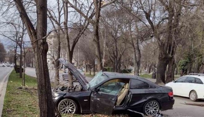 Дрогиран шофьор се удари колата си пред сградата на Община Варна снимка