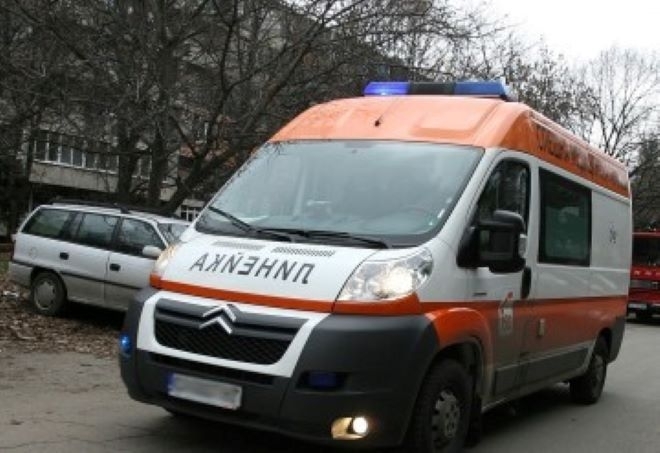 Инцидент на пътя Шофьор блъсна баба в Мездра прати я в болница