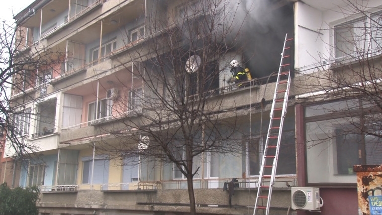 Възрастна жена загина при пожар в дома си