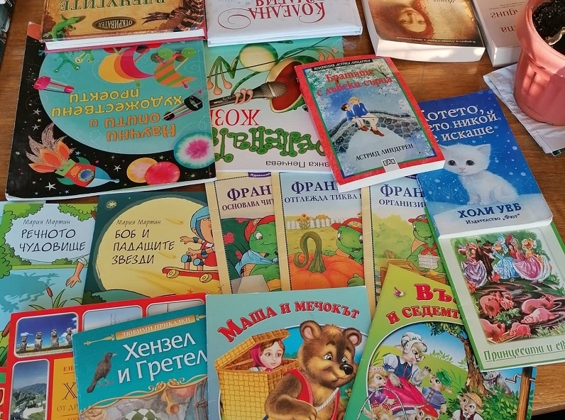 Читалищната библиотека в Мездра получи първото си дарение от книги за ...