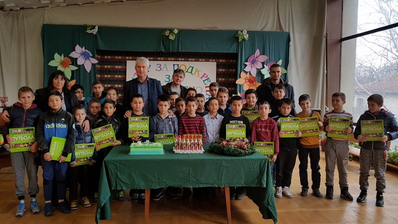 Генади Събков зарадва най малките футболисти на Локомотив Мездра