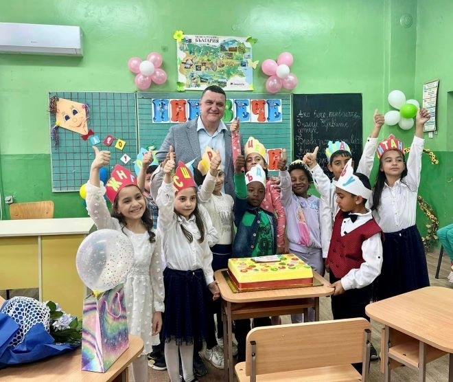 Кметът на Оряхово зарадва малчугани с торта за празника на буквите снимки