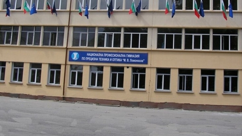 18 годишен без книжка блъсна момче в София колата се вряза в ограда на