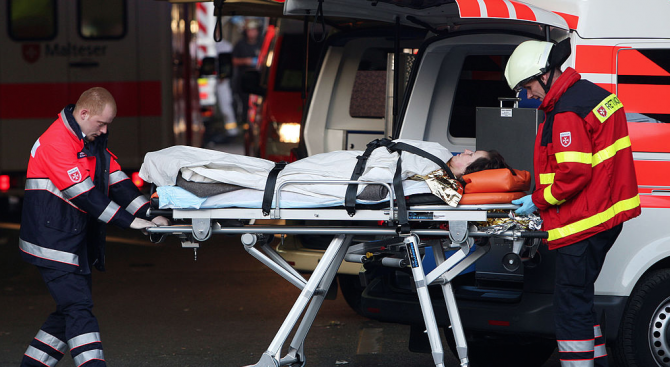 Четирима са тежко ранени при срутване на две жилищни сгради