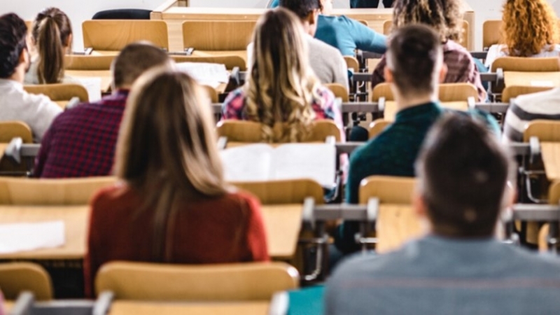 Безплатни учебници ще има и за гимназистите от 8 до 12 клас от тази година