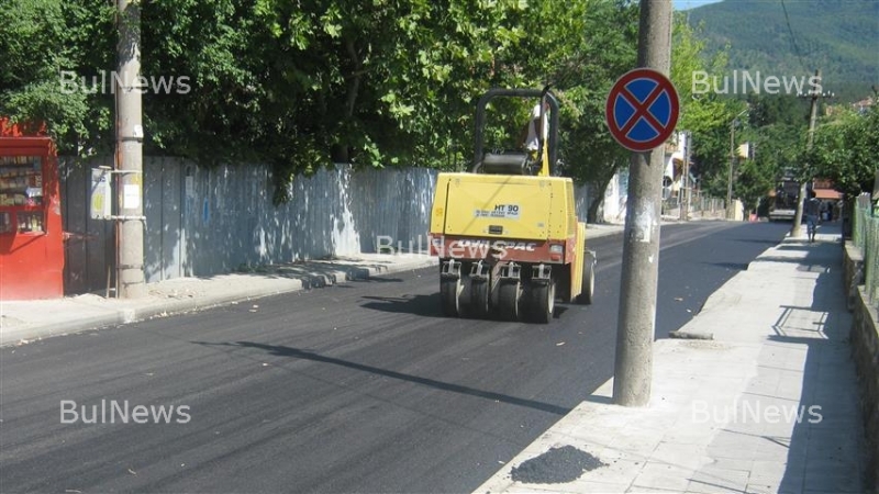 Кърпят дупките по улиците във Вършец