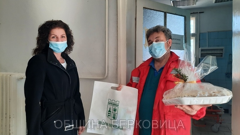 Кметът на Община Берковица изпрати подаръци на лекари снимки
