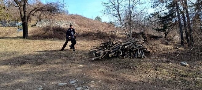Ученици се включиха в почистването на Лесопарк Калето край Берковица
