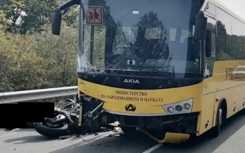 Моторист се удари челно в училищен автобус и загина снимки