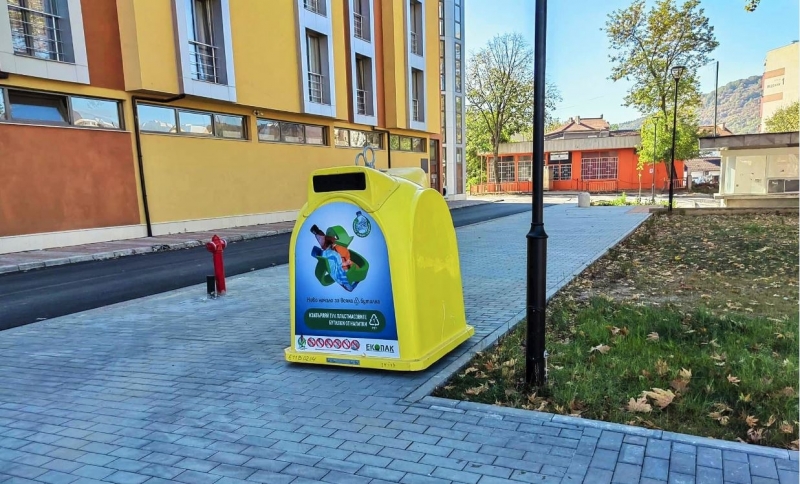 Поставиха нови контейнери за събиране на пластмасови бутилки в Мездра