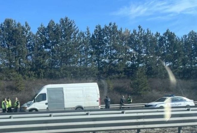 Задържаха мигранти в микробус на АМ „Тракия“