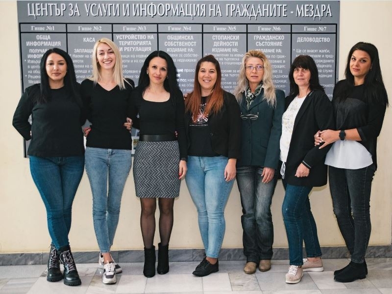 Центърът за административно обслужване при Община Мездра стана на 20 години снимки