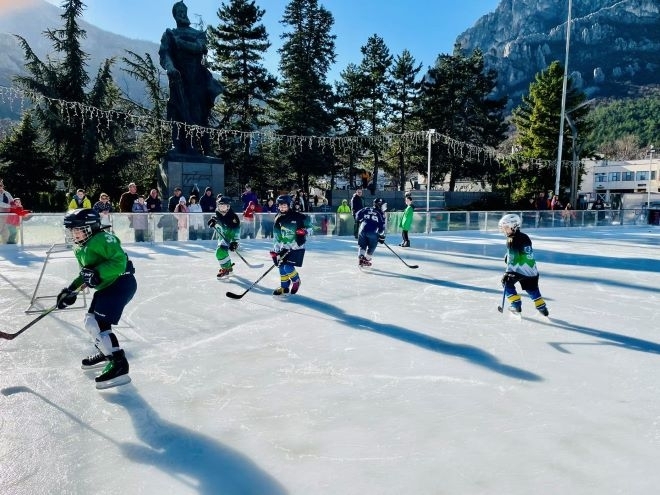 Враца бе домакин на демонстративен хокеен мач снимки