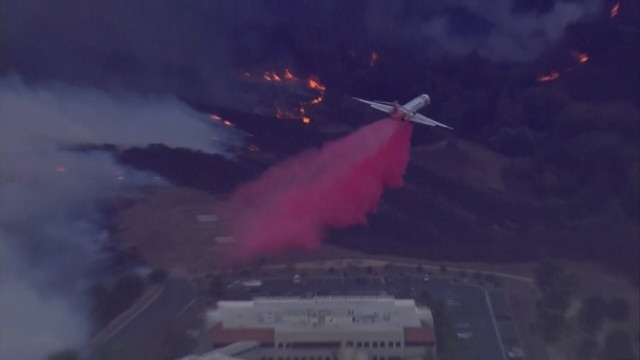 Десетки хиляди бяха евакуирани заради нов пожар в Калифорния