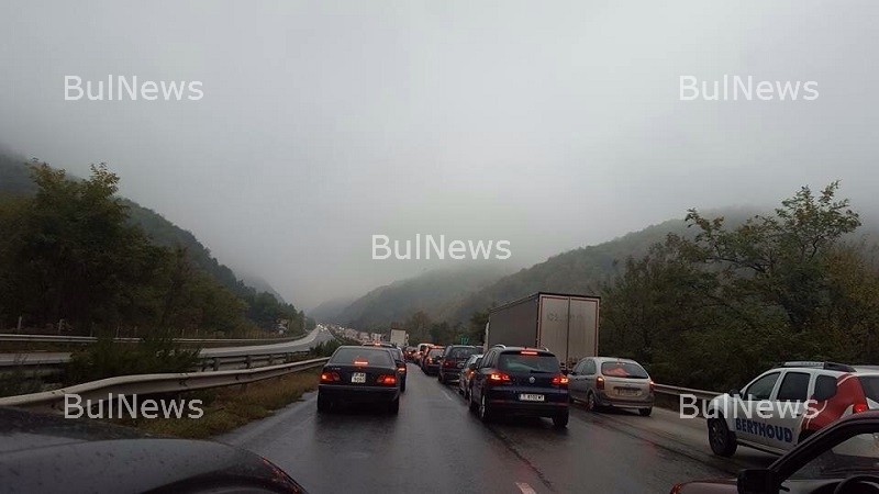 Ад при Ботевград Огромно задръстване на АМ „Хемус“ в посока София