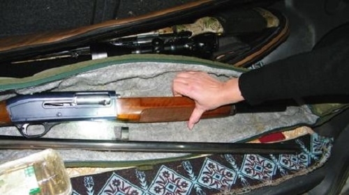 При проверка Ченгета намериха незаконна пушка и патрони в кола в Белослатинско
