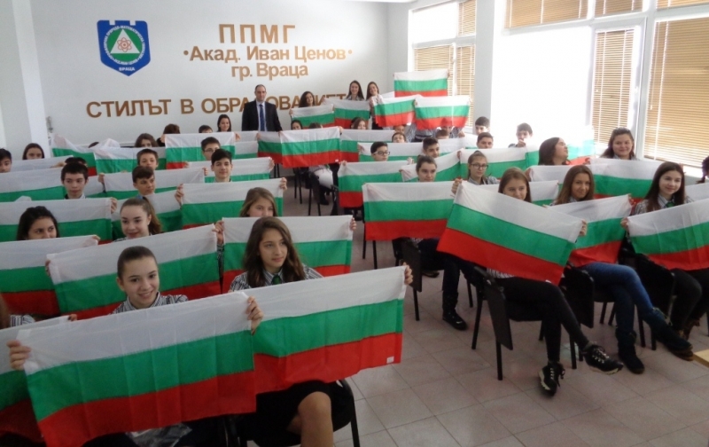 Седмокласници от ППМГ „Акад Иван Ценов“ Враца развяха българския