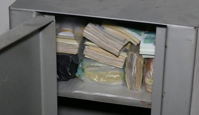 Изпечен апаш задигна 60 бона и злато от къща във Врачанско издирват го