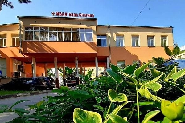Правят нов паркинг в двора на МБАЛ Бяла Слатина снимки