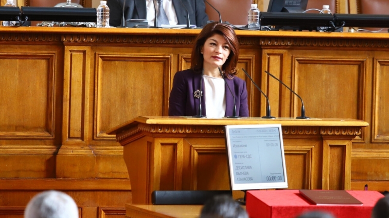 Разделиха Правната комисия в НС на две