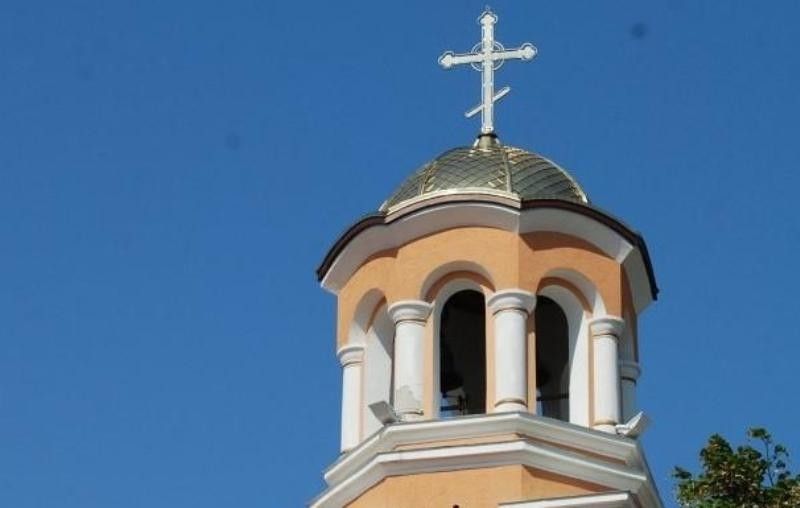 Без срам Бандити счупиха прозорец на църква във врачанско село