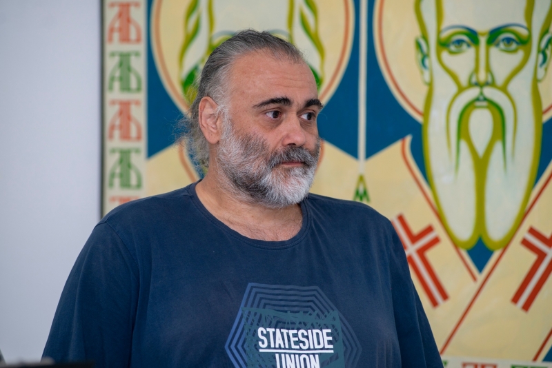 Художникът Иво Ангелов подреди в Община Мездра самостоятелна изложба живопис снимки