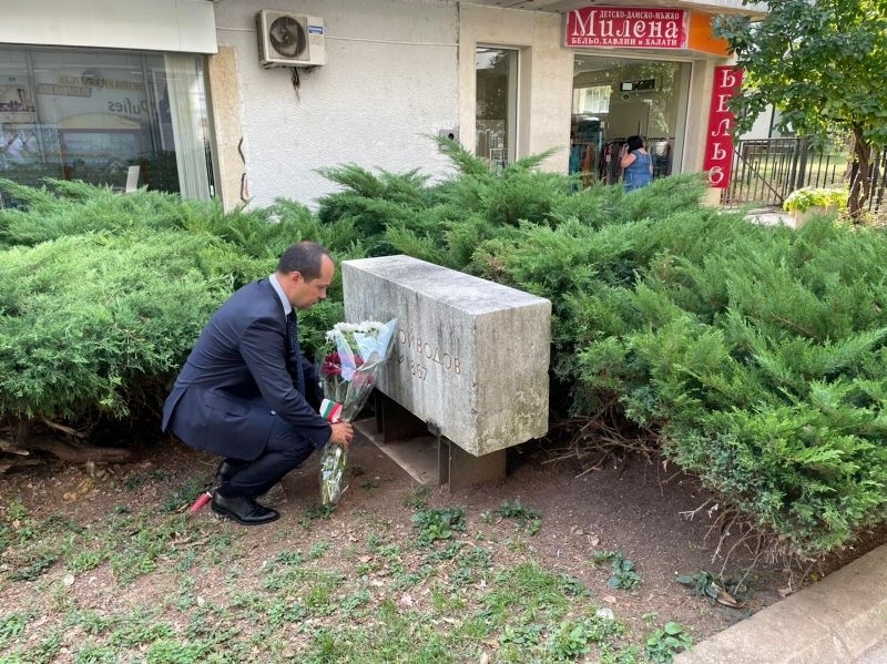 Отдаваме почит пред живота и делото на Никола Войводов снимки