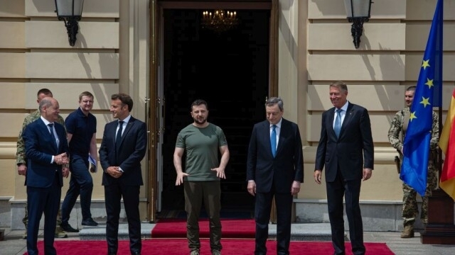 Лидерите на Франция Германия и Италия се срещнаха със Зеленски в Киев