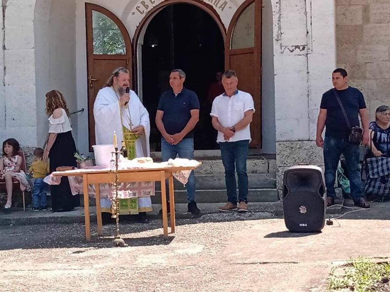 Отбелязаха храмовите празници на две села в община Бяла Слатина снимки
