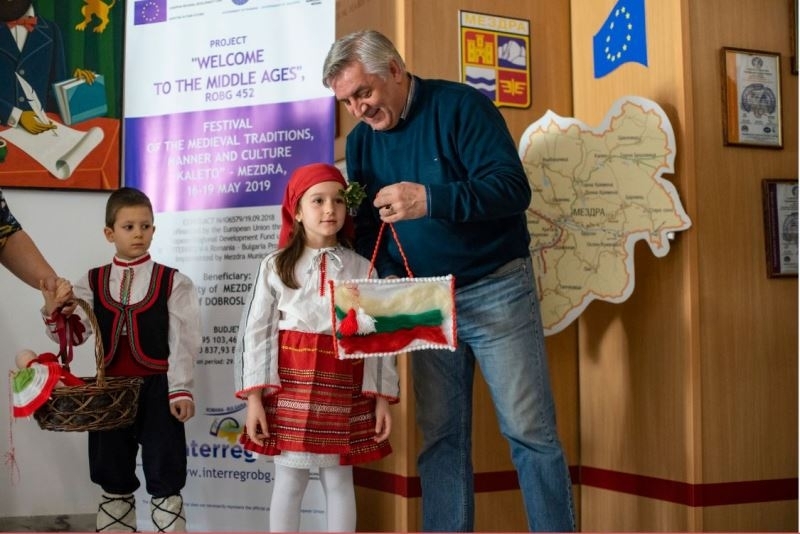 Деца изненадаха общинарите в Мездра по случай Баба Марта и Сирни ...