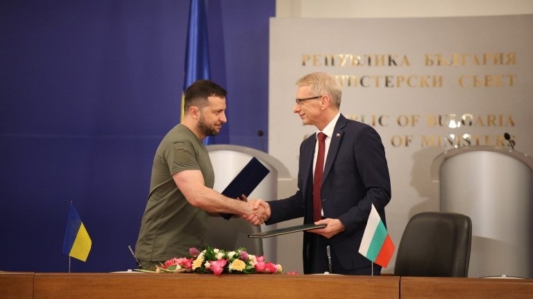 Денков Украйна няма как да влезе в НАТО докато е във война