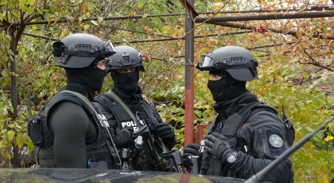 Спецакция откри калашник и много боеприпаси в къща в Бяла Слатина