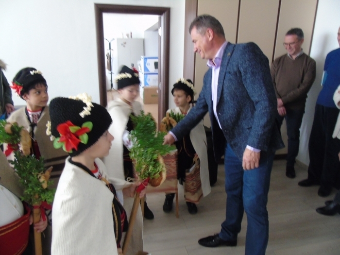 Кметът на Бяла Слатина инж Иво Цветков посрещна коледарчета снимки