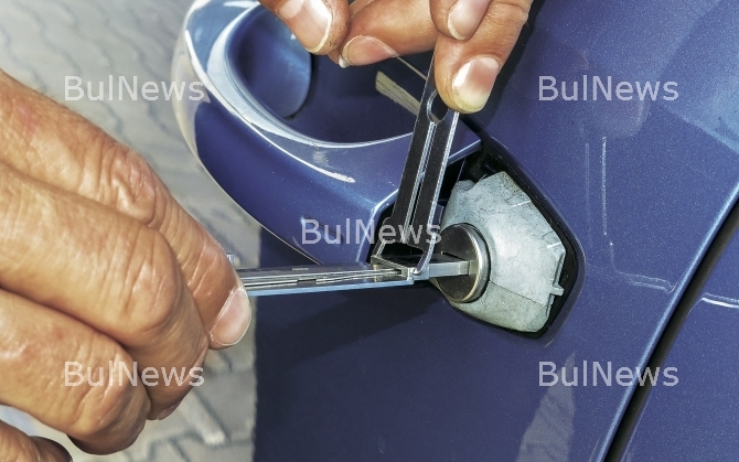 Младеж задигна колата на съселянин