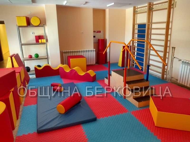 Дневен център предлага специализирани услуги на деца и младежи с увреждания в Берковица снимки