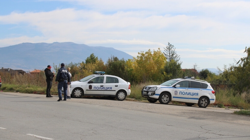 Задържаха шофьор в колата му заспал с пистолет в ръка на АМ „Хемус“