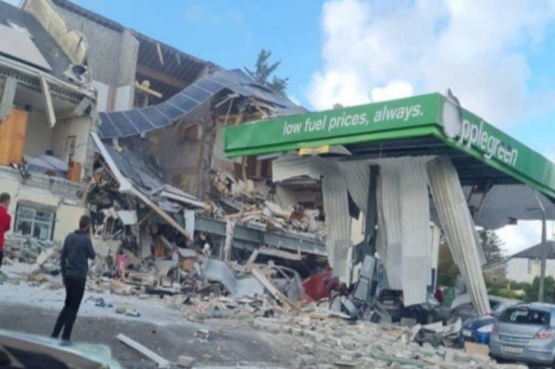 7 загинали при експлозия на бензиностанция в Ирландия снимки